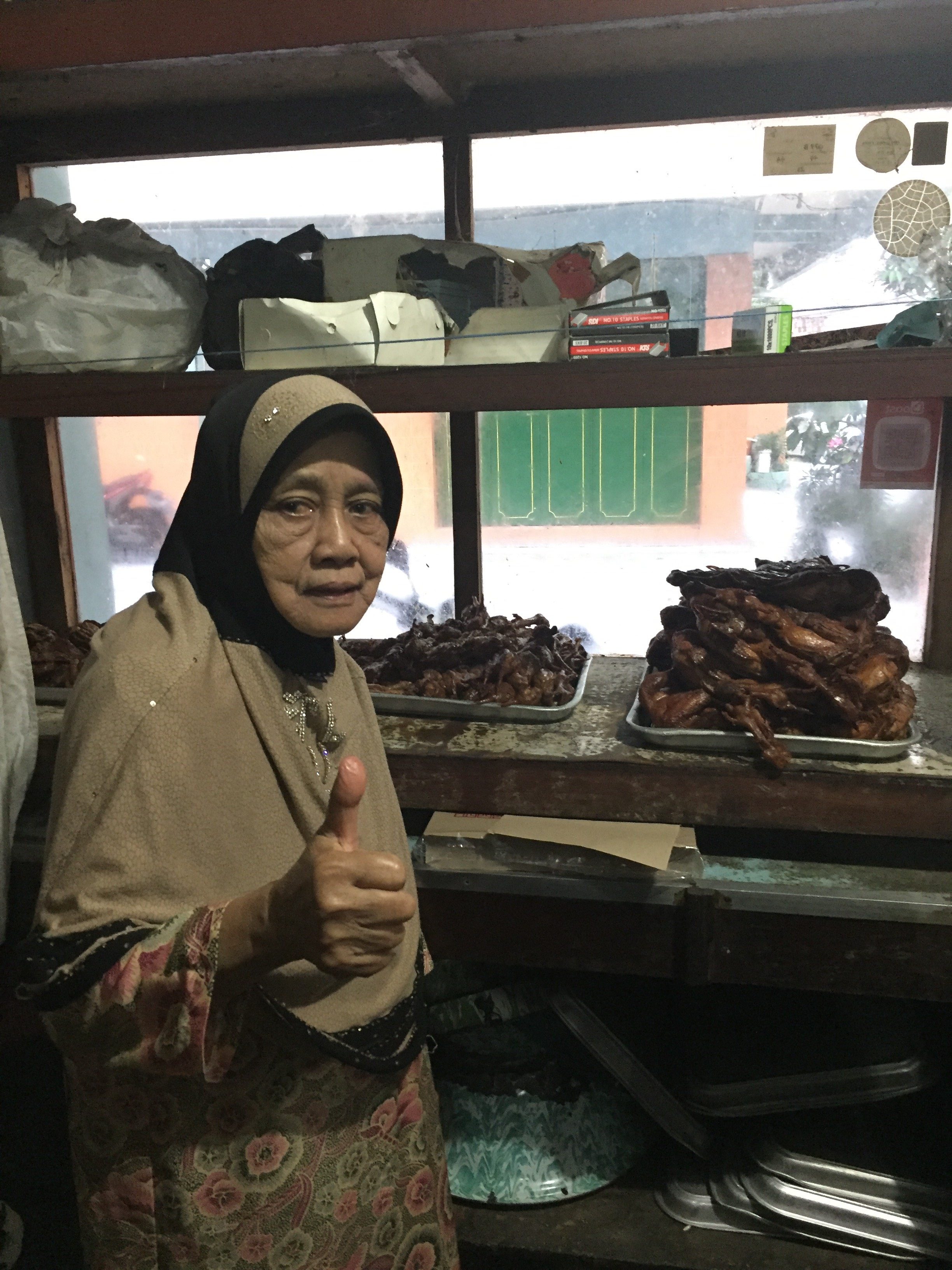 Bu Sarinem Ceritakan Kisah Awal Ayam Goreng Pak Kromo – Titipku Blog Bu Sarinem Ceritakan Kisah Awal Ayam Goreng Pak Kromo – Titipku Blog